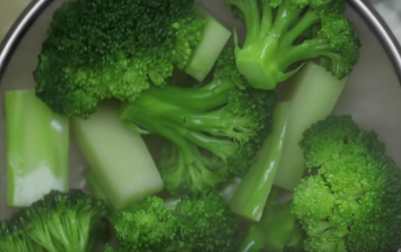 Como cozinhar brócolis ninja e espinafre japonês - Hashitag